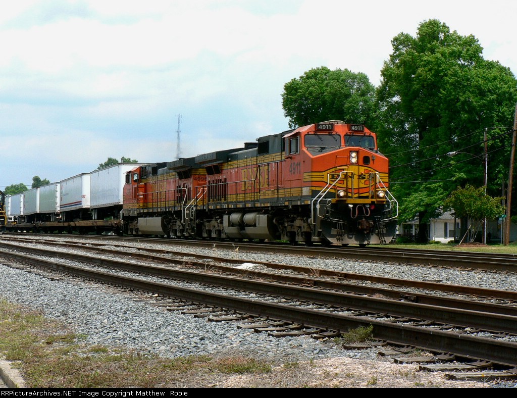 BNSF 4911/NS 213
